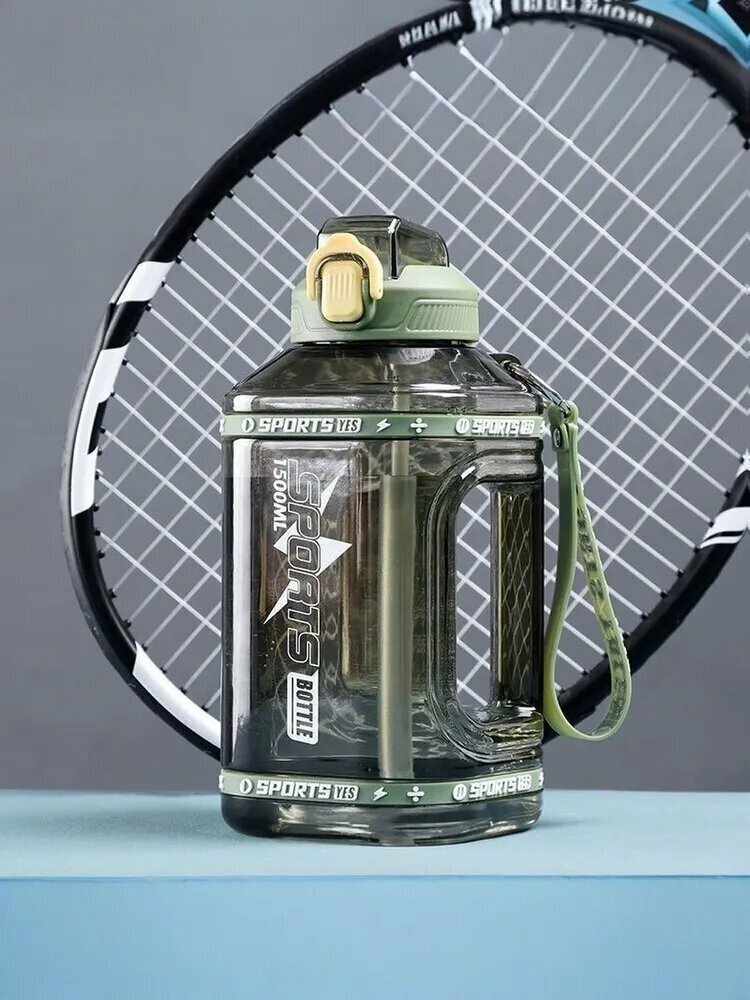 Спортивная бутылка объемом 1,5 литра с ручкой и ремнем зеленая