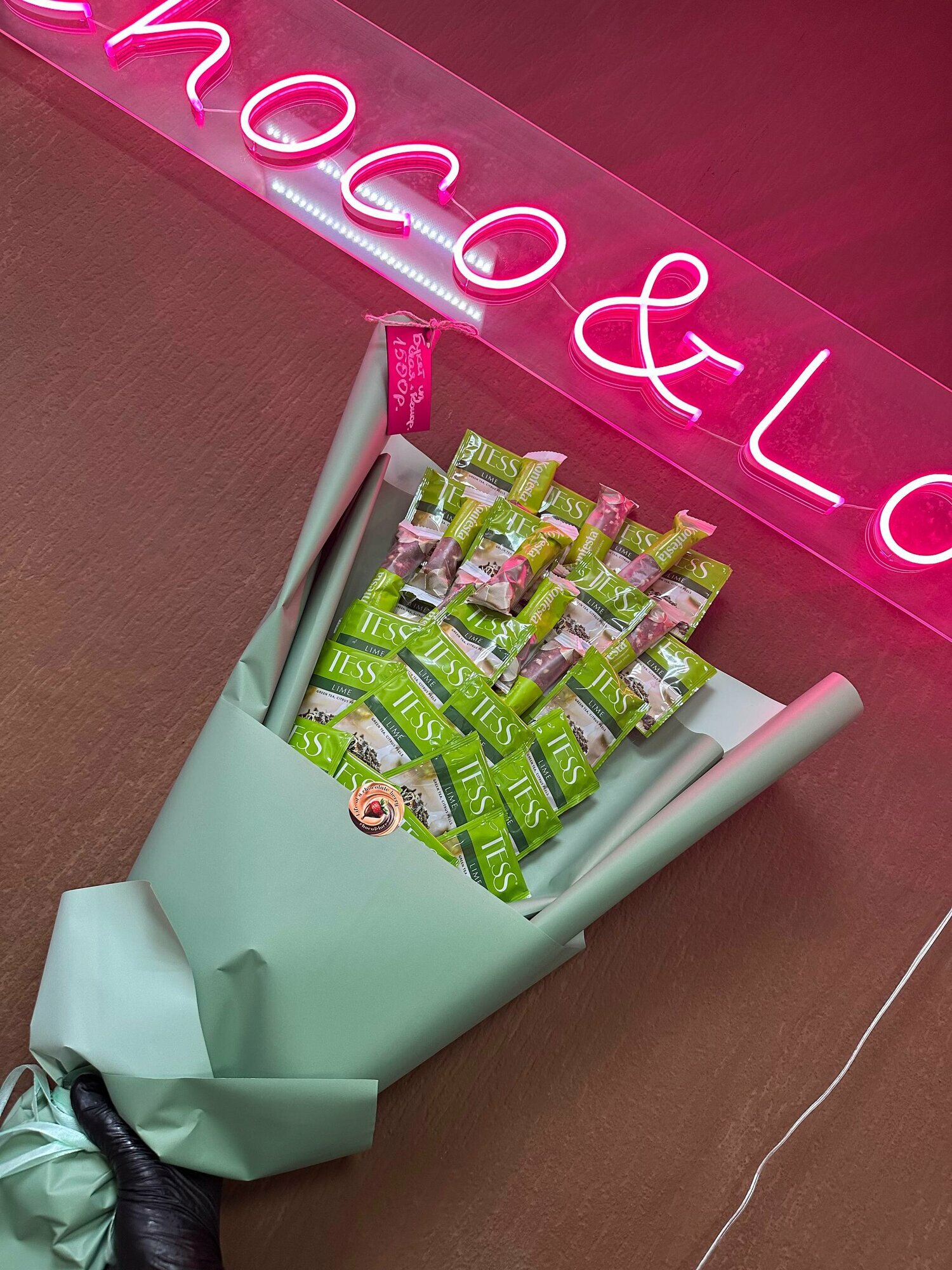 Букет из чая и конфет подарочный в упаковке ассорти 600 грамм