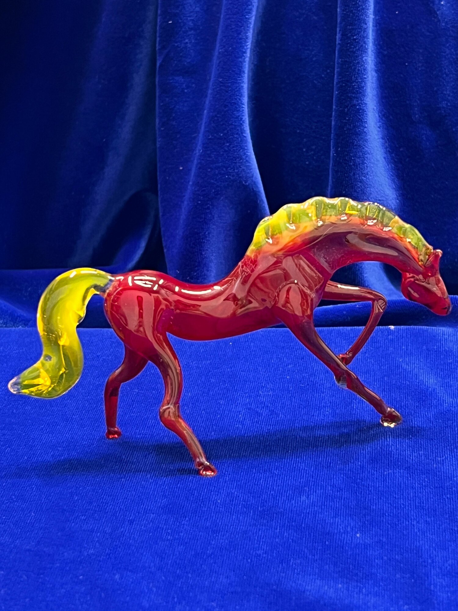 Фигурка стеклянная красный конь