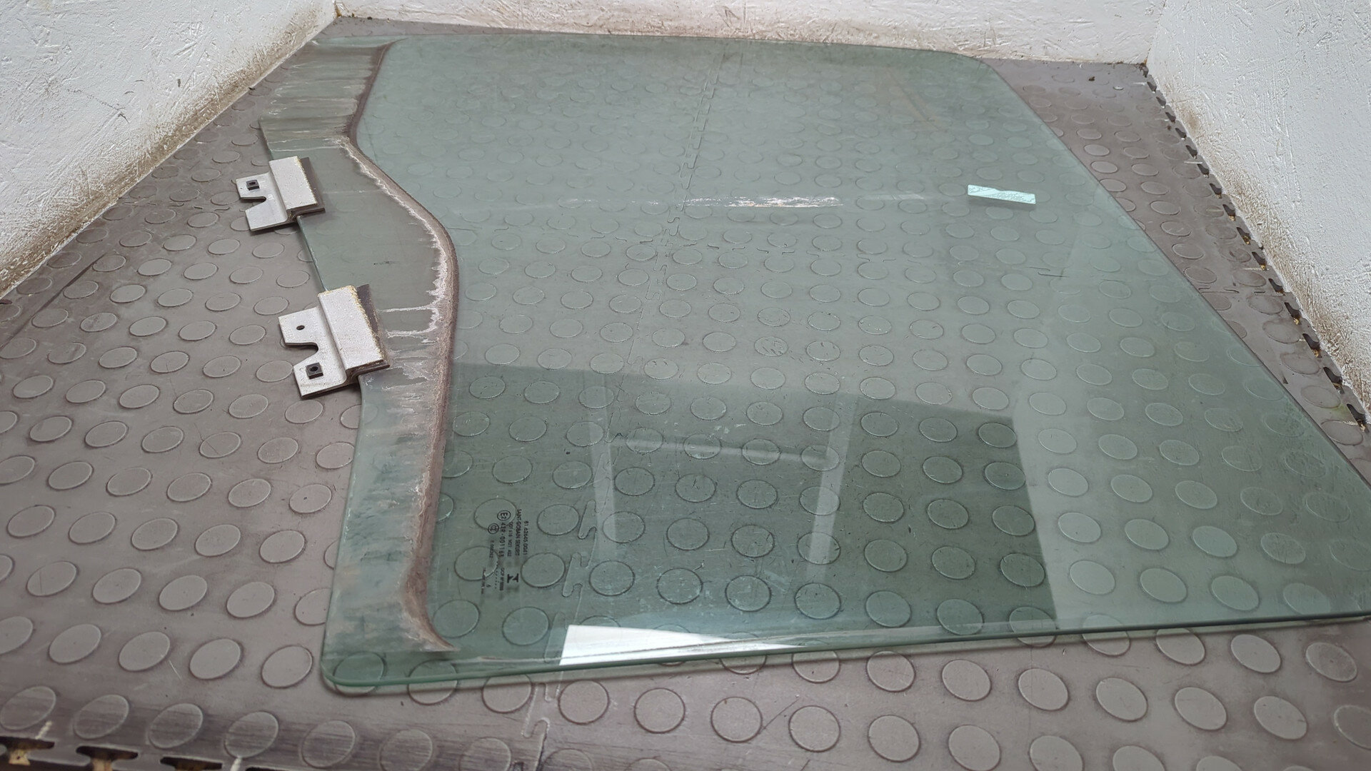 Стекло боковой двери левое переднее Man TGX Б/У