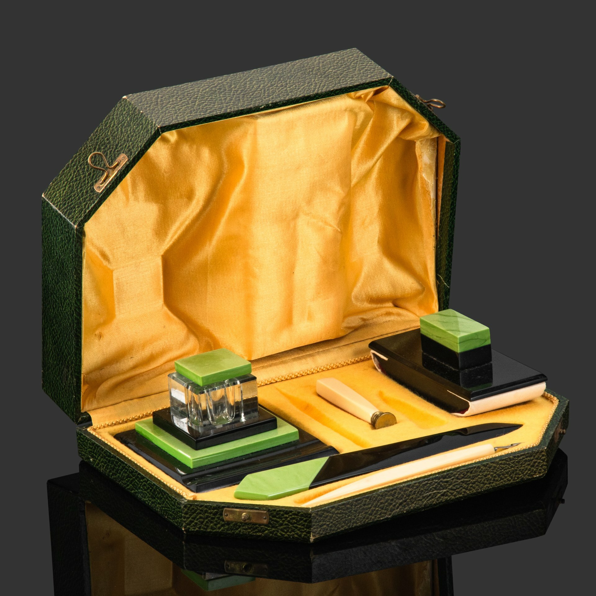 Письменный набор в оригинальном футляре: чернильница, ручка перьевая