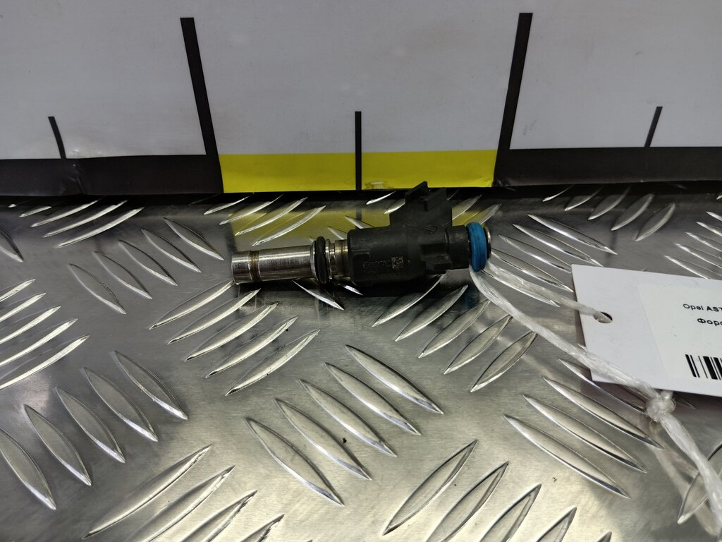 Форсунка топливная Б/У для Opel ASTRA H (2004—2007) 821358