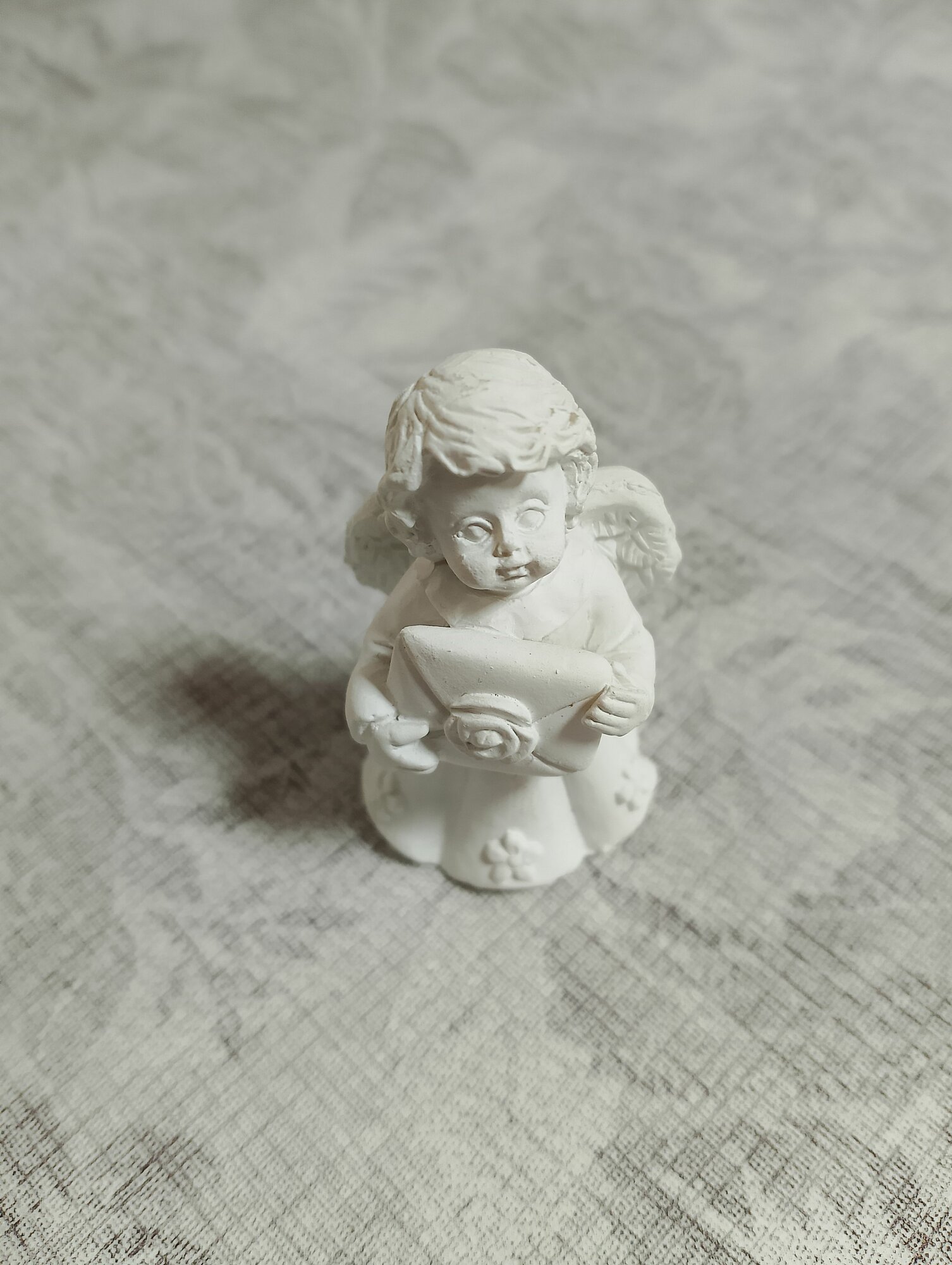 Фигурка полистоун Белоснежный ангел в платье с цветами , 5.2 3.3 3 см