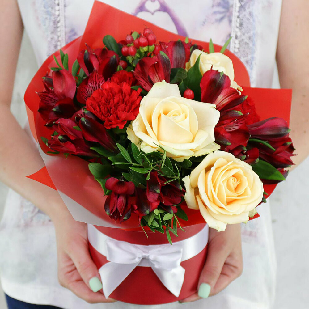 Букет Букет Маркет, розы, гвоздика, альстромерия, гиперикум, в коробке