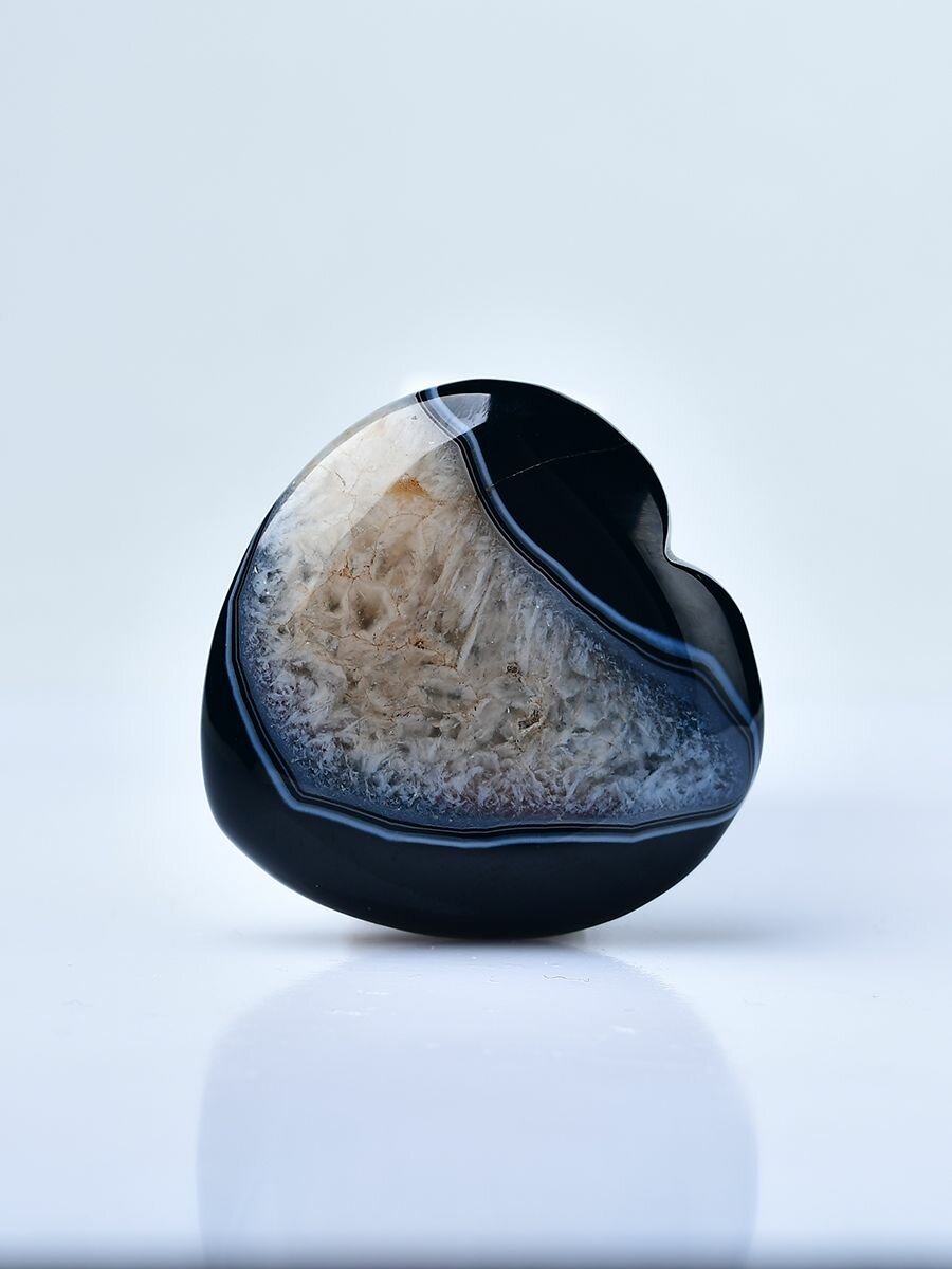 Натуральный черный агат в форме сердца, камень для медитации и декора, талисман любви и гармонии 30-40 г