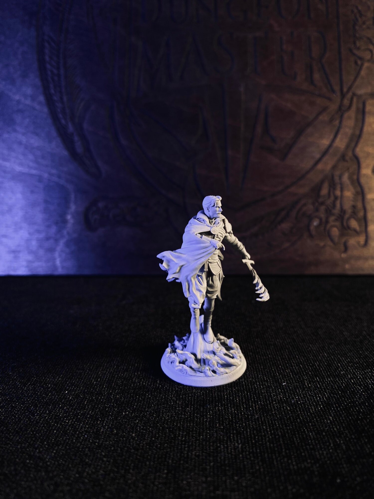 Человек - колдун с волшебным оружием - Миниатюра для настольных игр DnD, ДнД, Dungeons & Dragons, Pathfinder.