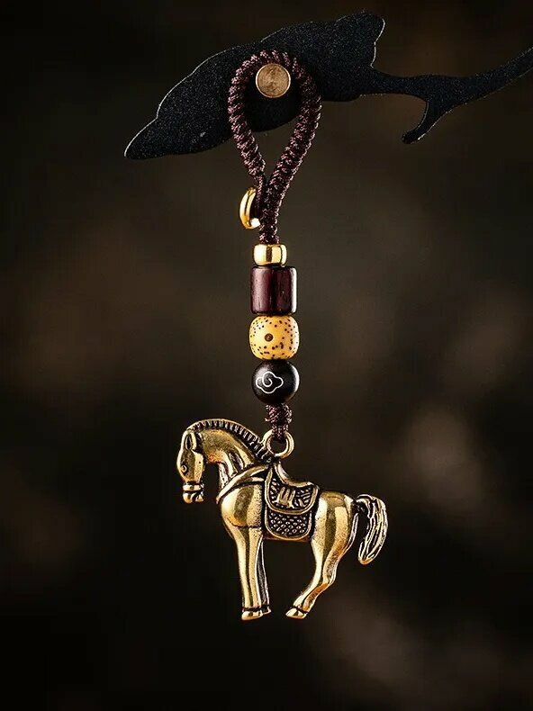 Медная лошадь украшает статую ключом