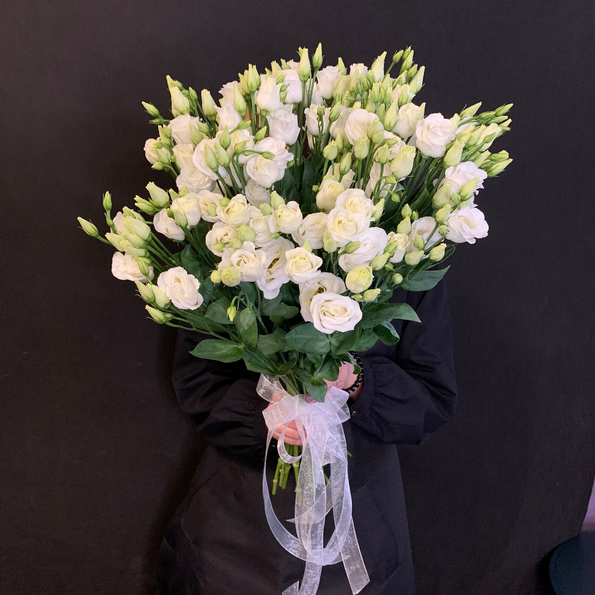 29 белых эустом / Авторский букет из 29 белых эустом под ленту