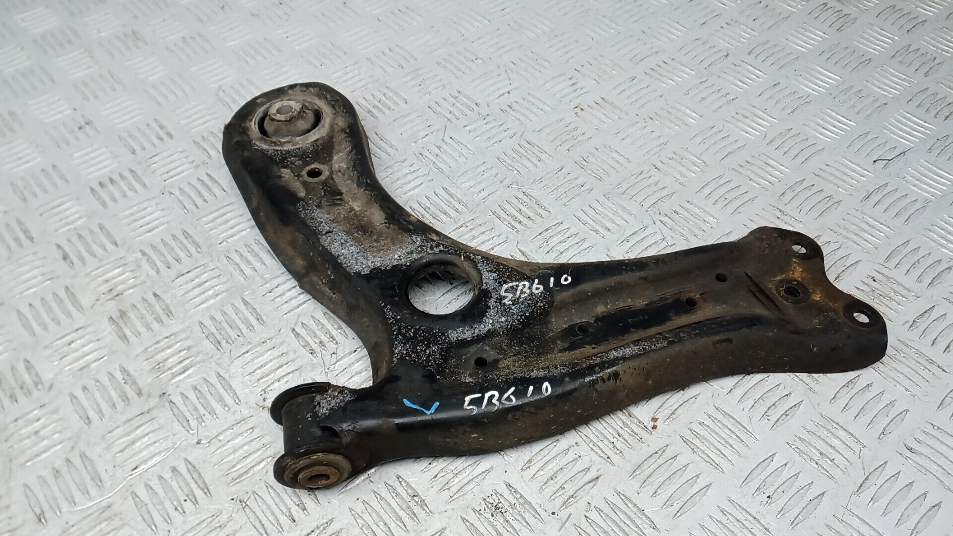 Рычаг передний нижний левый SKODA RAPID, Номер 6R0407151F