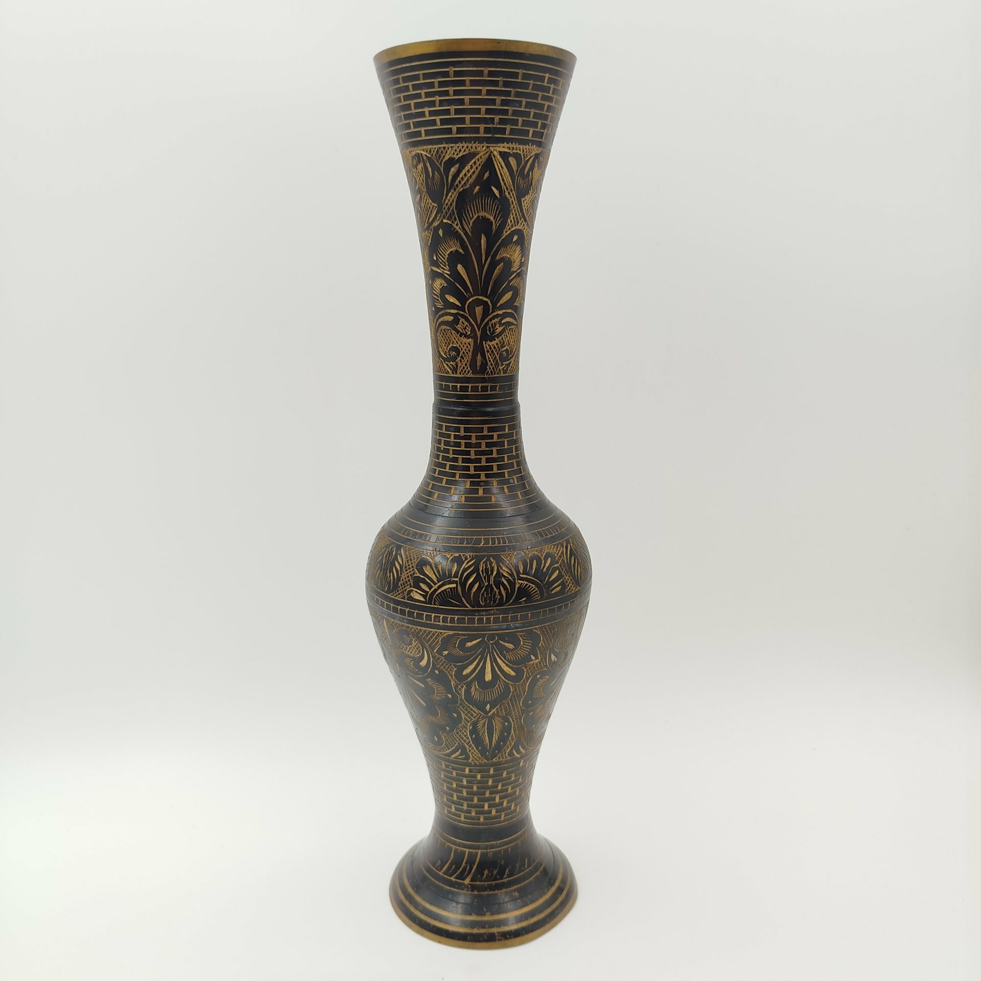 Ваза в восточном стиле с растительным декором на черном фоне, латунь, гравировка