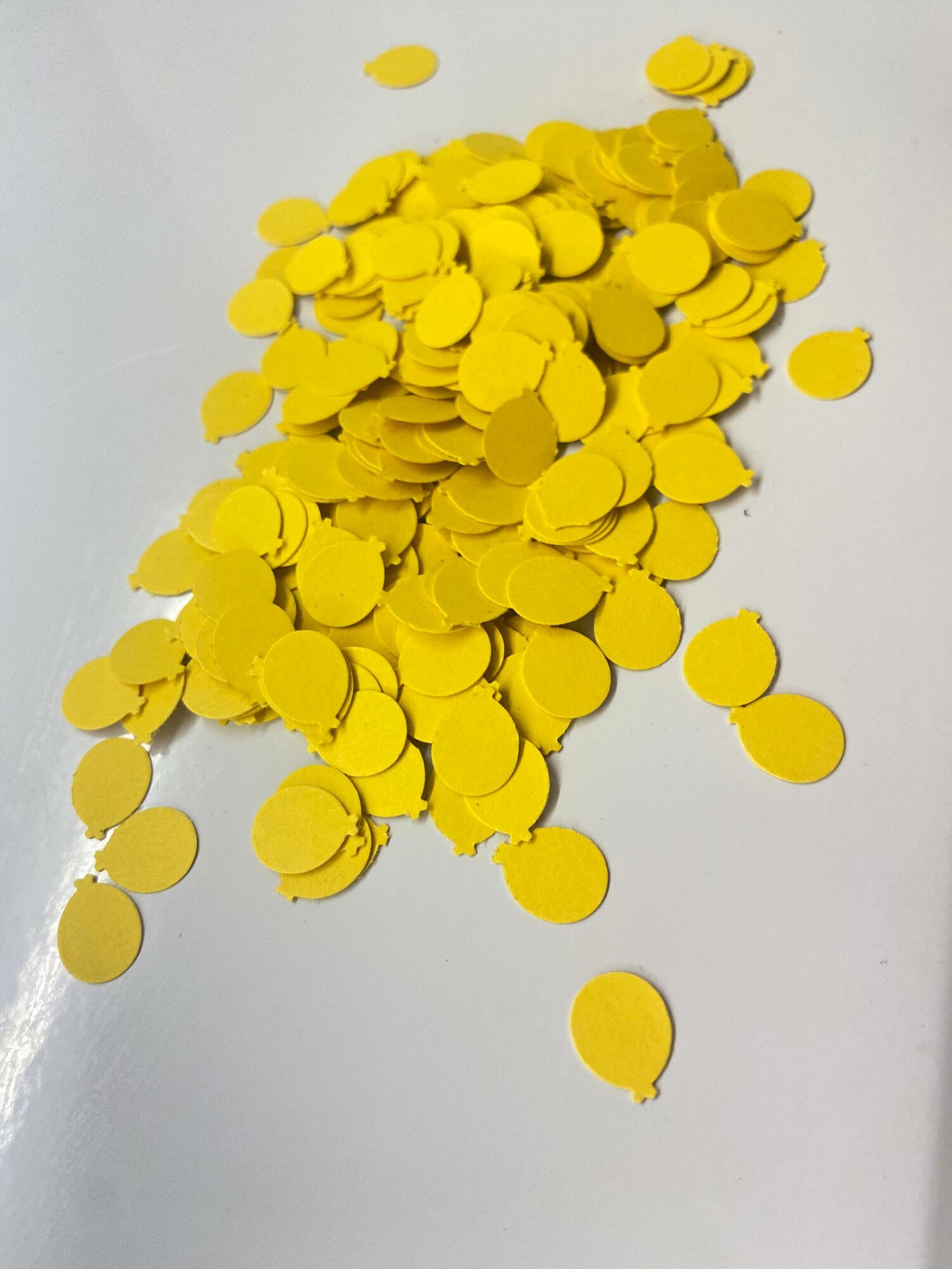 Конфетти из картона "воздушные шары" желтого цвета для вечеринок, к 8 марта, на день рождения 1 см 10 г