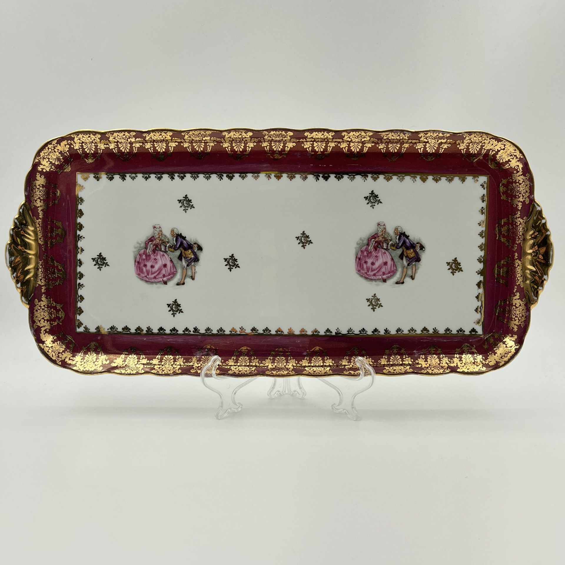 Поднос (рулетница), украшенный ажурным декором и сюжетом галантной сцены, фарфор