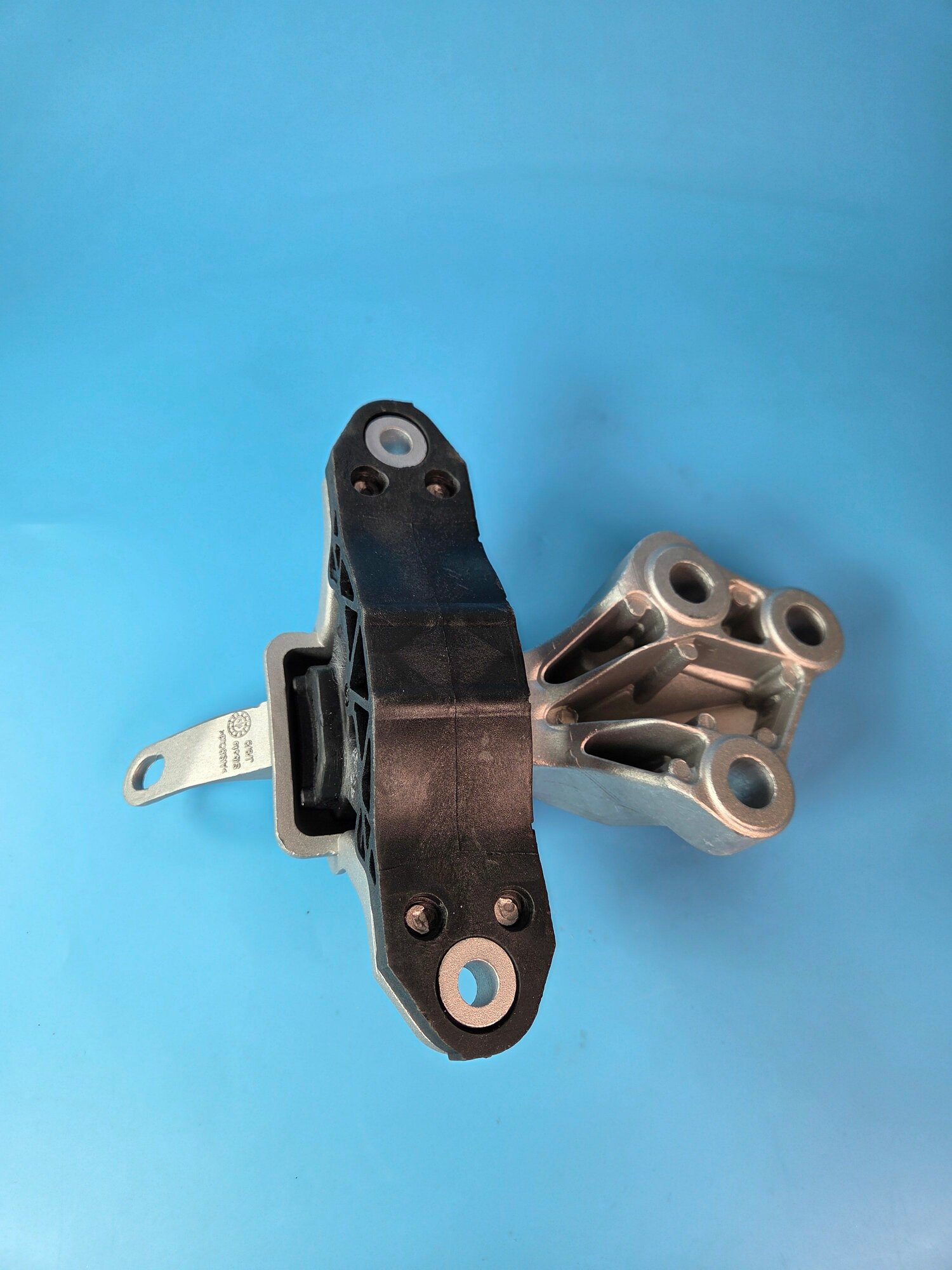 Опора АКПП (левая) 13248554 Chevrolet Cruze и Opel Astra J