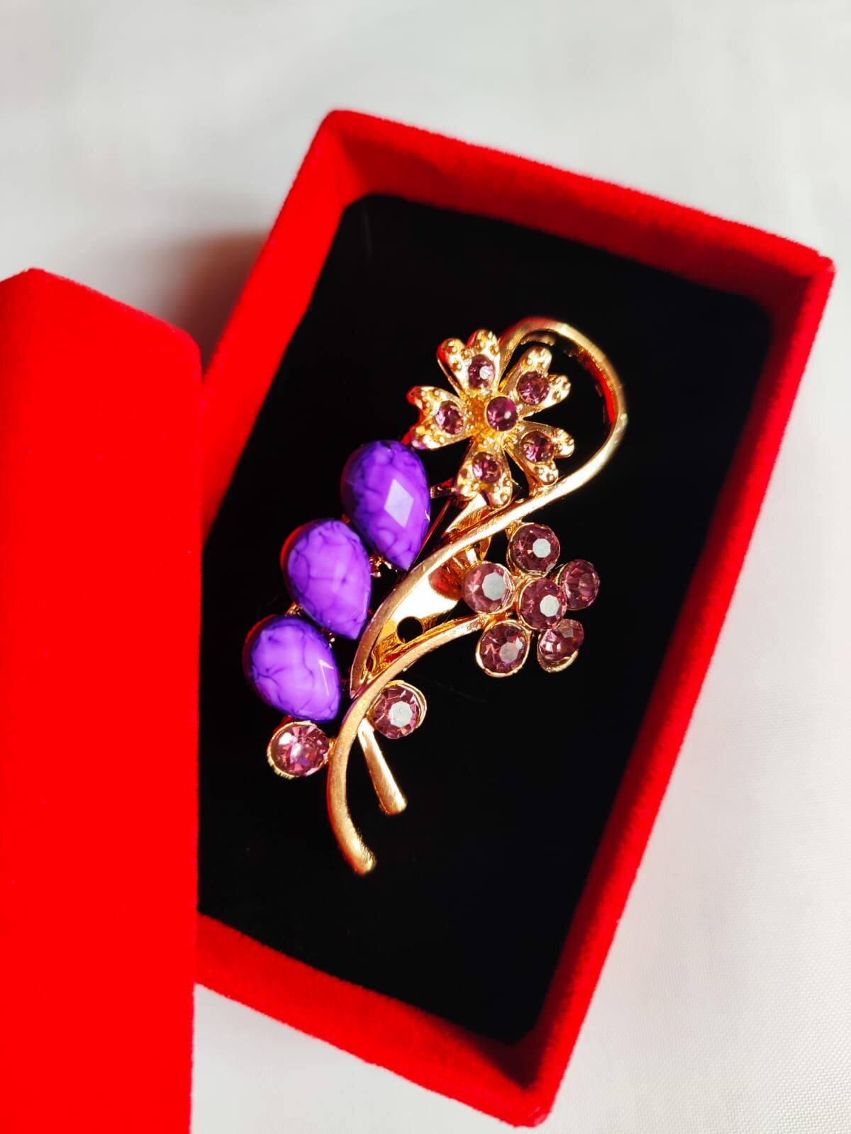 Брошь, стразы