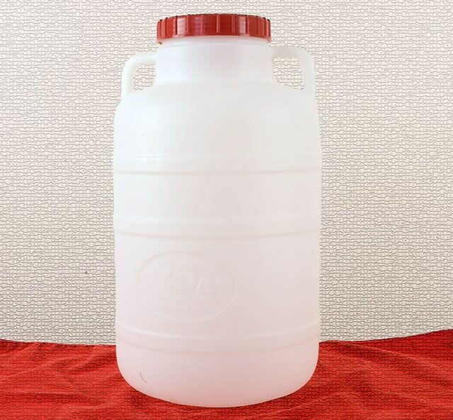 Канистра-бочка Альтернатива пластиковая с крышкой, 25 л