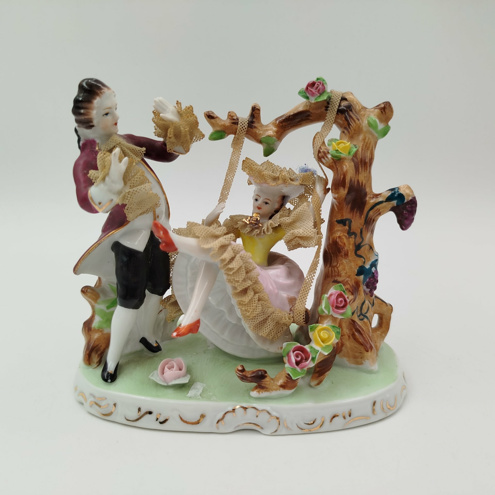 Статуэтка "На качелях" ("Влюбленные в саду"), фарфор, роспись, ткань (кружево)