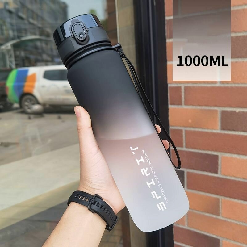 Спортивная бутылка для воды, 1000 мл, Питьевая фитнес бутылка, с откидывающейся крышкой и ремешком для переноски, сито-фильтр, с замком от проливания, черно-белый