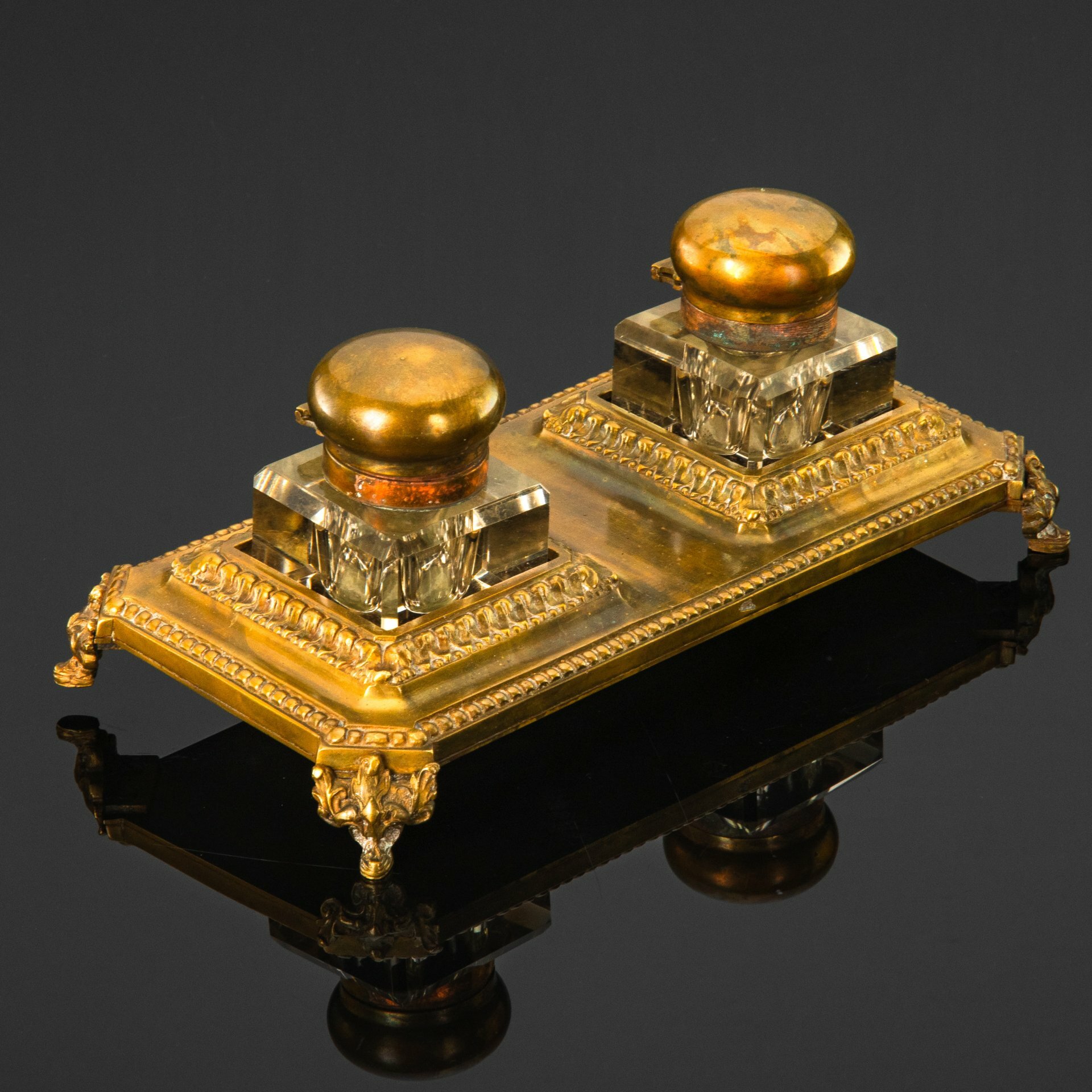 Чернильница на подставке с рельефным растительным декором на четырех ножках