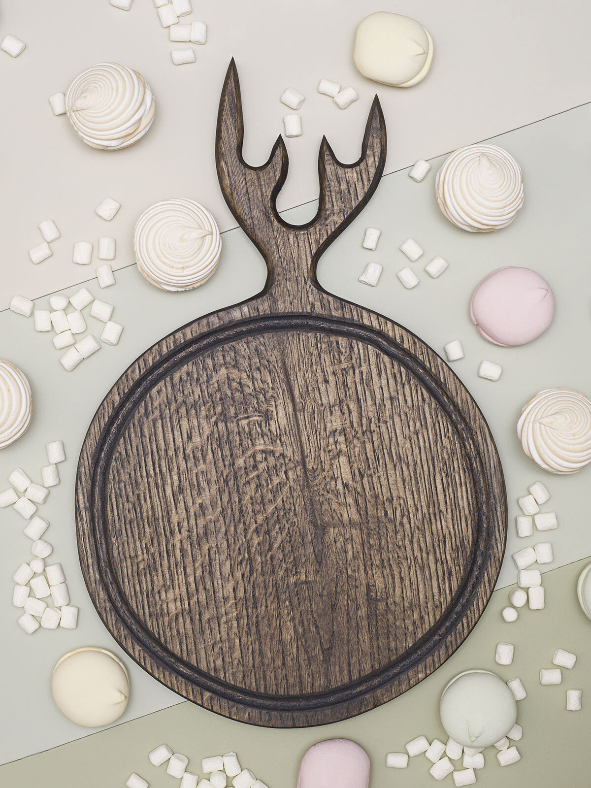 Круглая деревянная разделочная доска с рогами. Диаметр круга 30 см. Цвет темно-коричневый, черный. Дерево - Дуб. Yasen