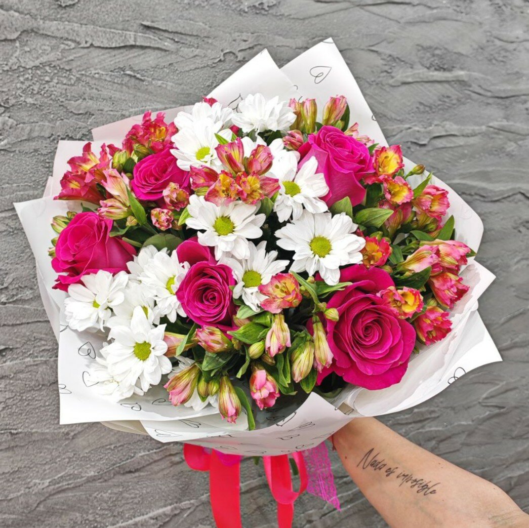 Яркий букет цветов микс из альстромерий, хризантем и роз в дизайнерской упаковке