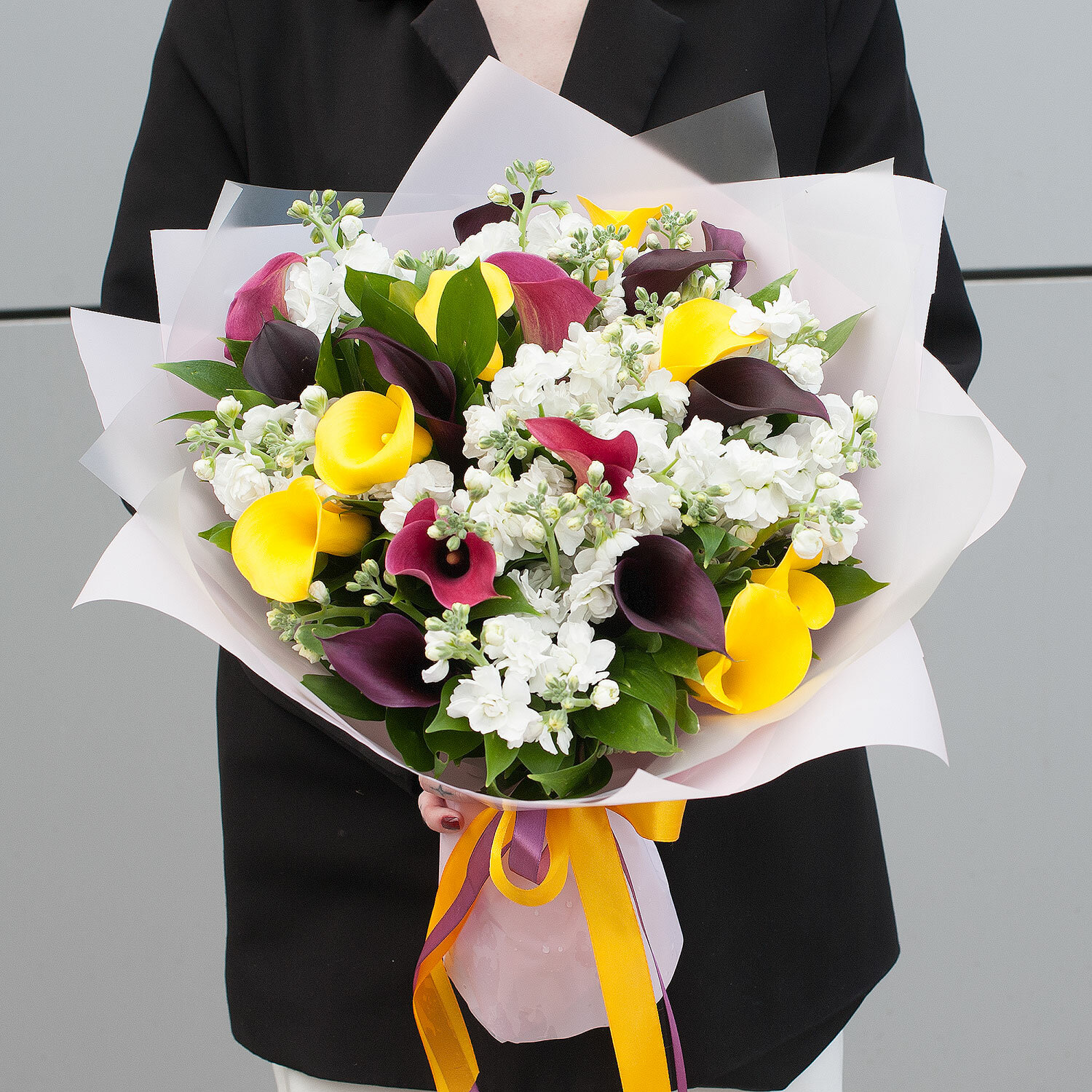 Букет из разноцветных калл и белой маттиолы "Калейдоскоп красок"