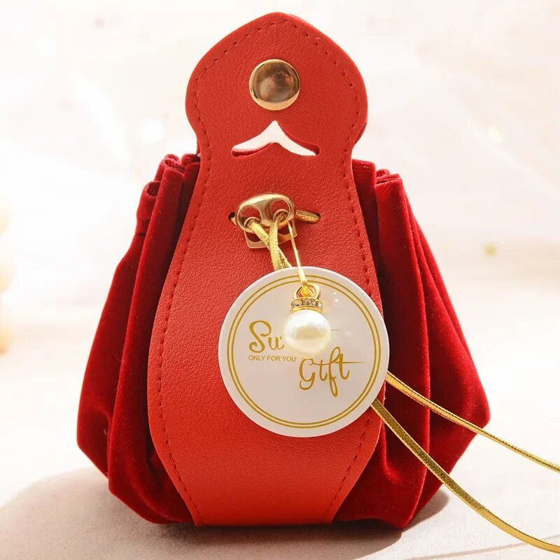 Красная кожаная сумочка для подарка с жемчугом