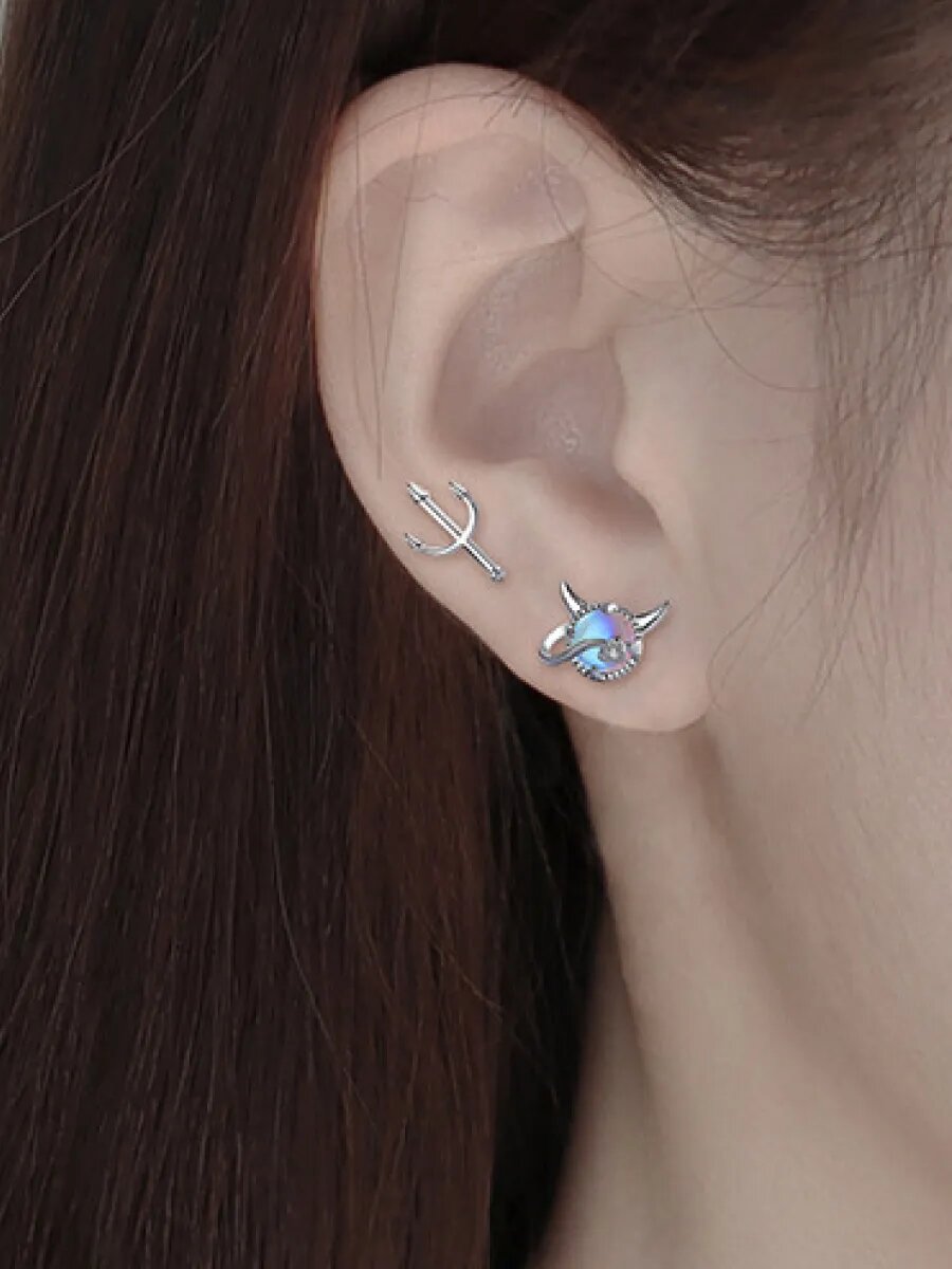 Серьги пусеты, непарные, искусственный камень