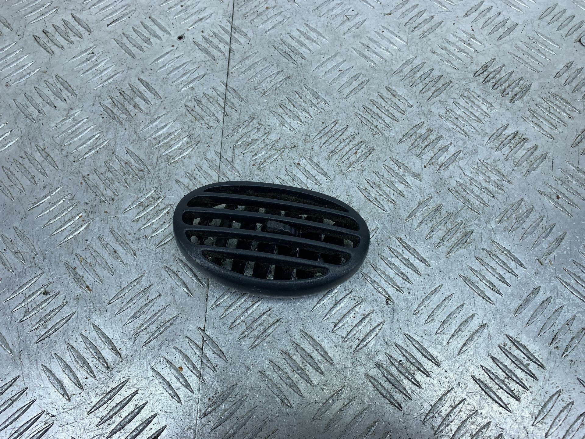 Дефлектор обдува салона передний правый Renault Megane рест. (1999 - 2003)