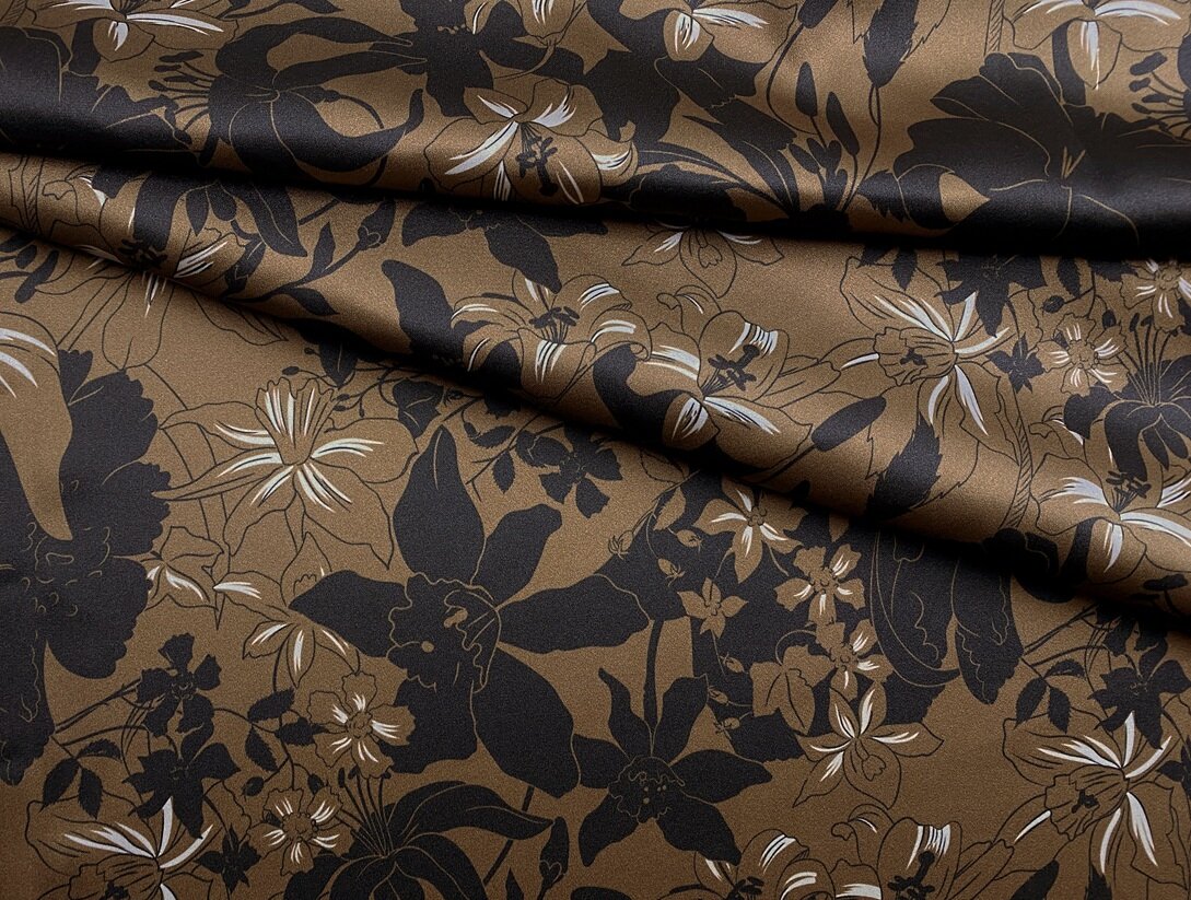 Ткань Шёлк атласный коричневого цвета с принтом лилии 46837