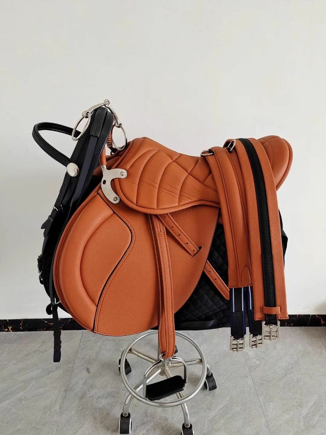 Полный комплект кавалерийских седел (Британское седло), подходящих для лошадей ростом от 1 м до 1,7 м