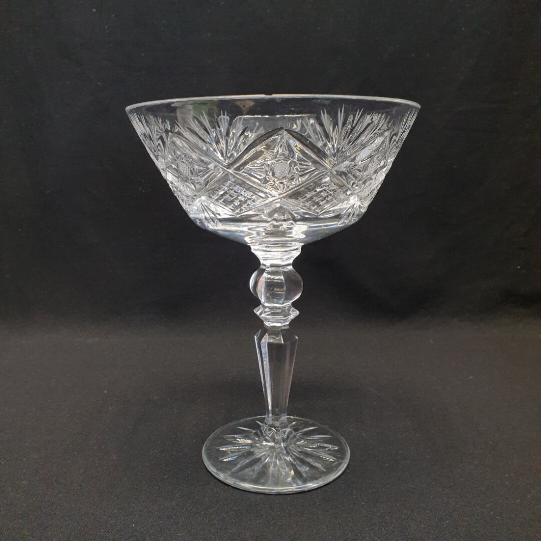 Ваза-конфетница на фигурной ножке, хрусталь, высота 23см, есть сколы. Винтаж СССР.