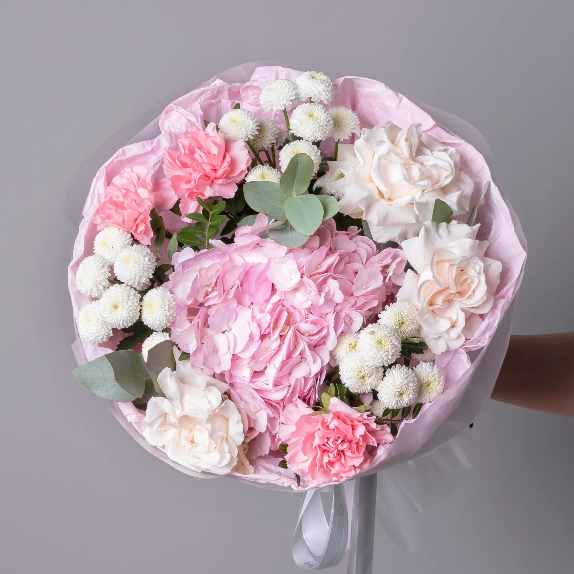 Букет цветов "Летний румянец" в коробке и аквабоксе от "Простоцветы"