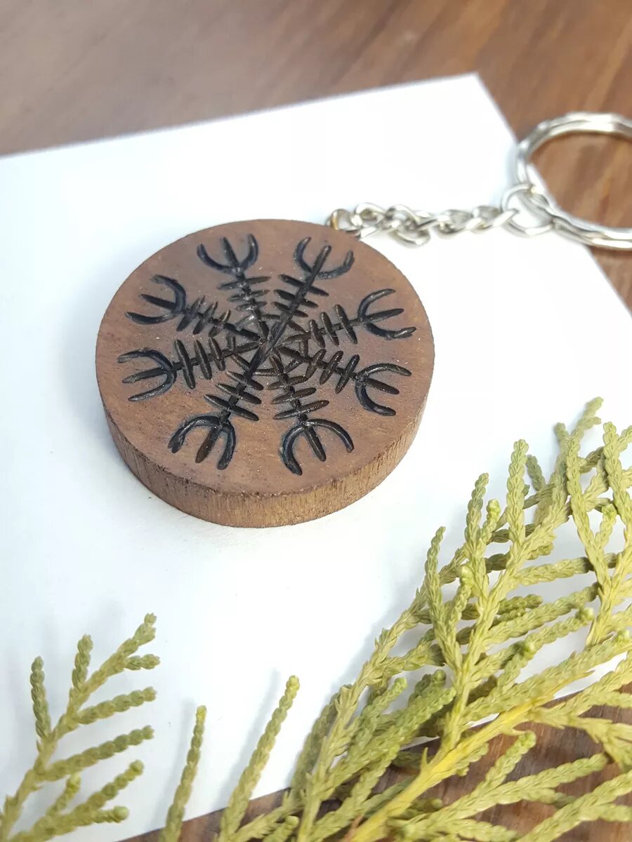 Брелок оберег "Защита" из дерева Шлем Ужаса двухсторонний