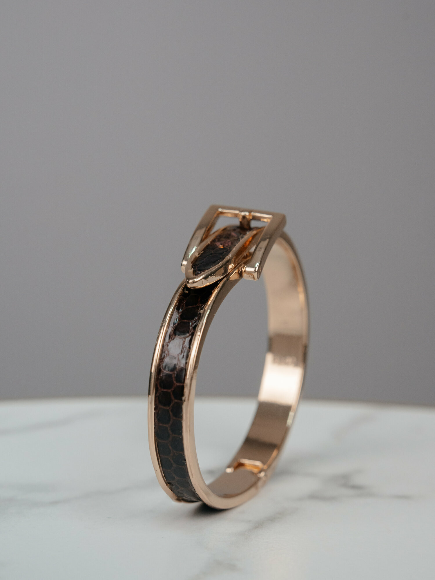 Жесткий браслет, кожа