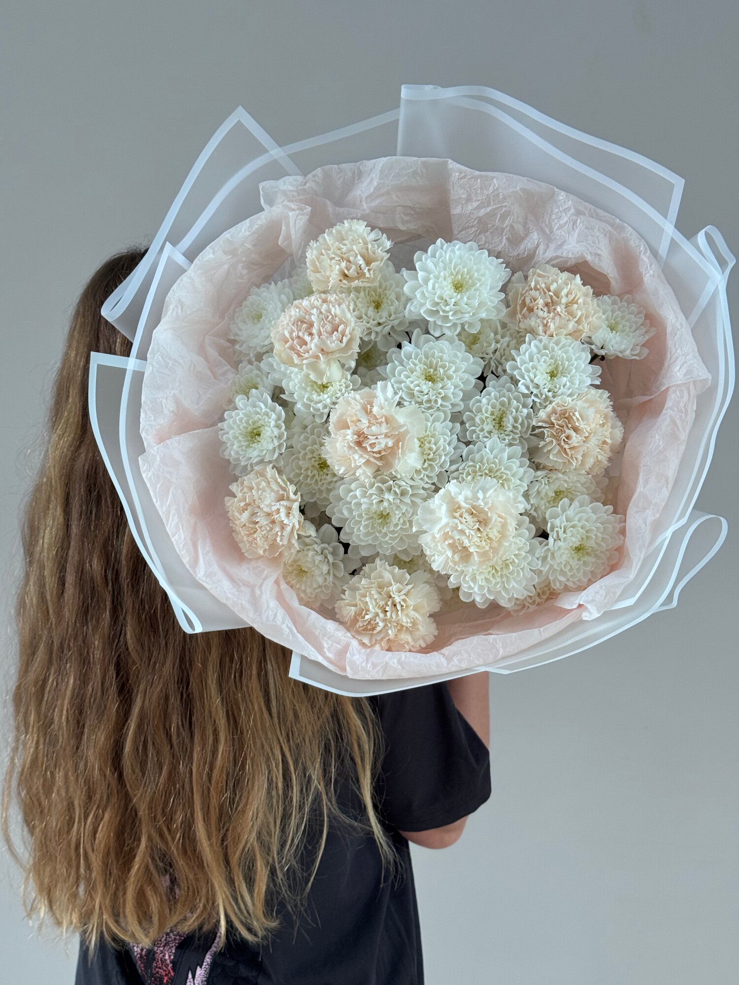 Авторский букет "Алтай", диантусы и хризантемы, в упаковке, живые цветы