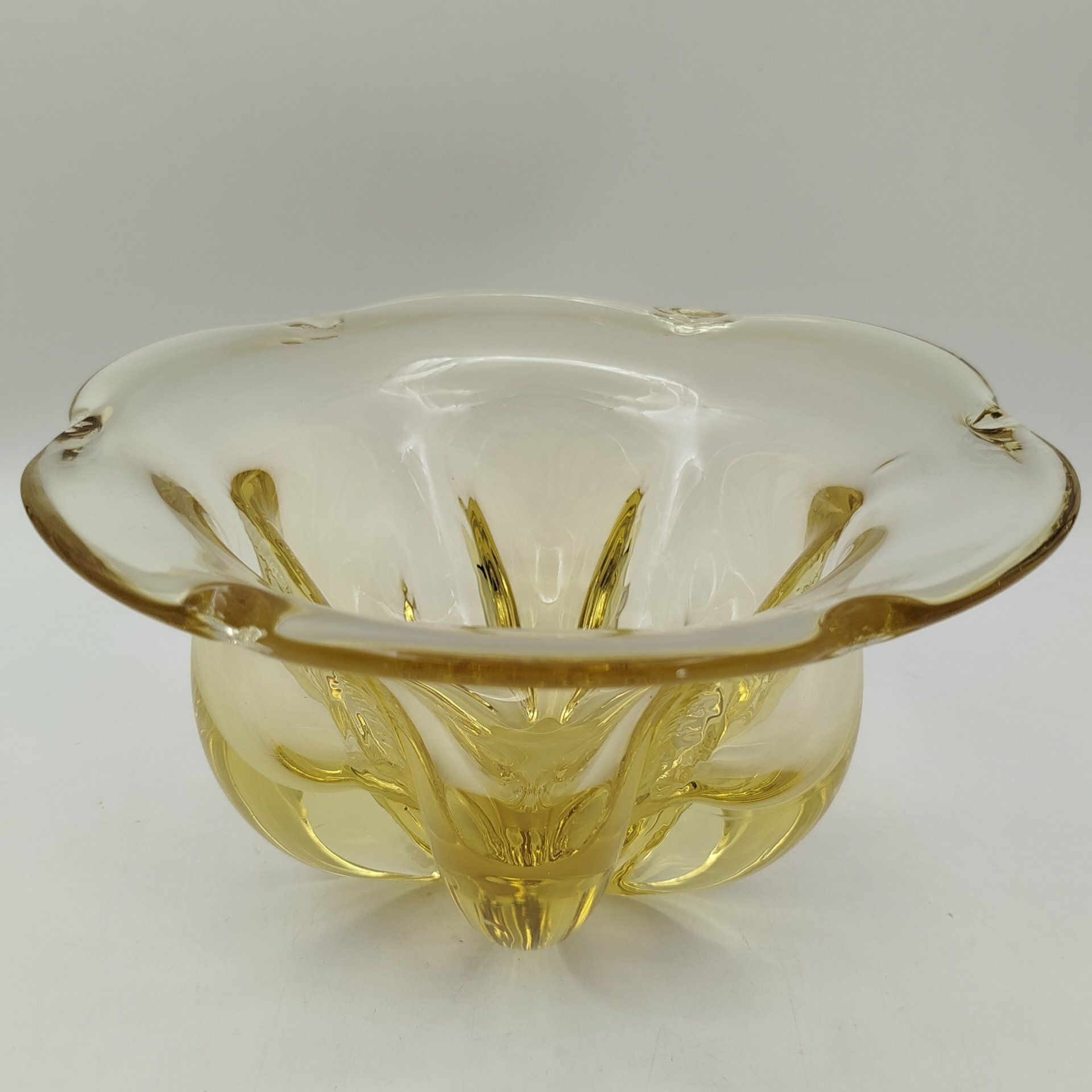 Ваза желтого оттенка, выполненная в гутной технике, цветное стекло