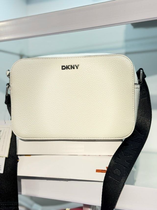Сумка кросс-боди DKNY, фактура рельефная, белый — фото 1