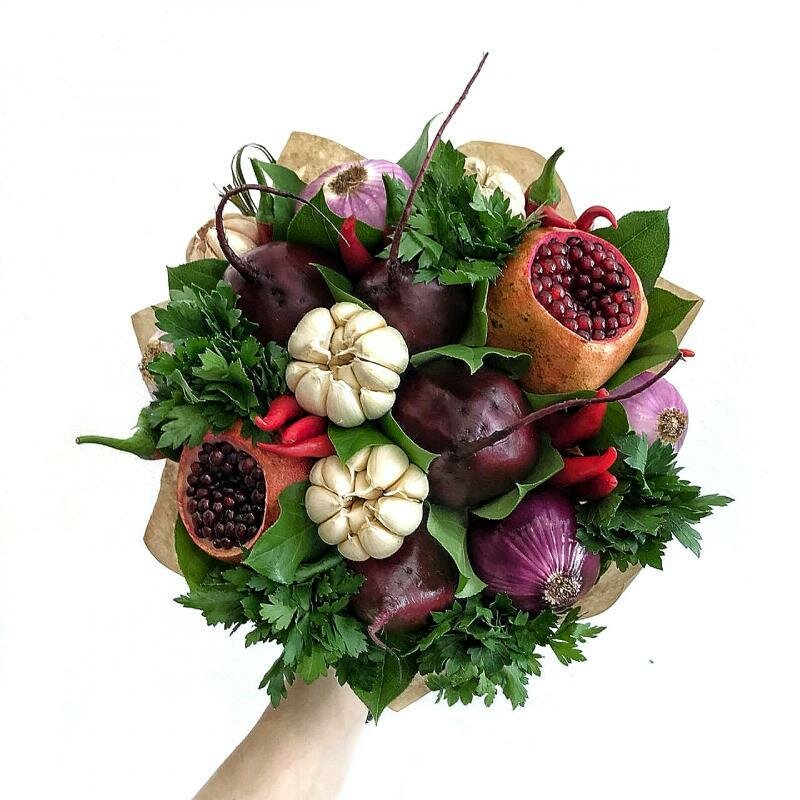 Овощной букет с гранатами свеклой чили и зеленью