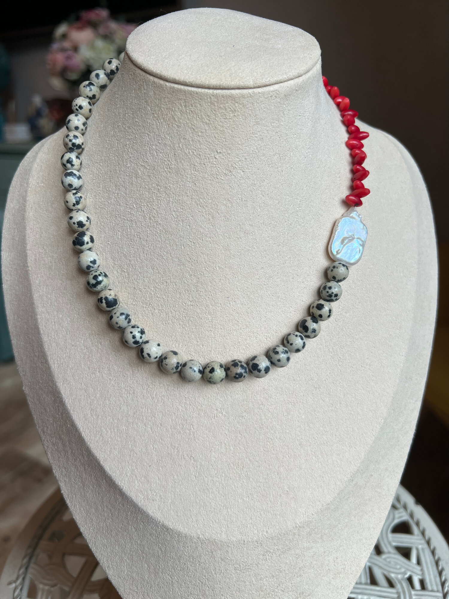 Колье, яшма, жемчуг барочный, коралл прессованный