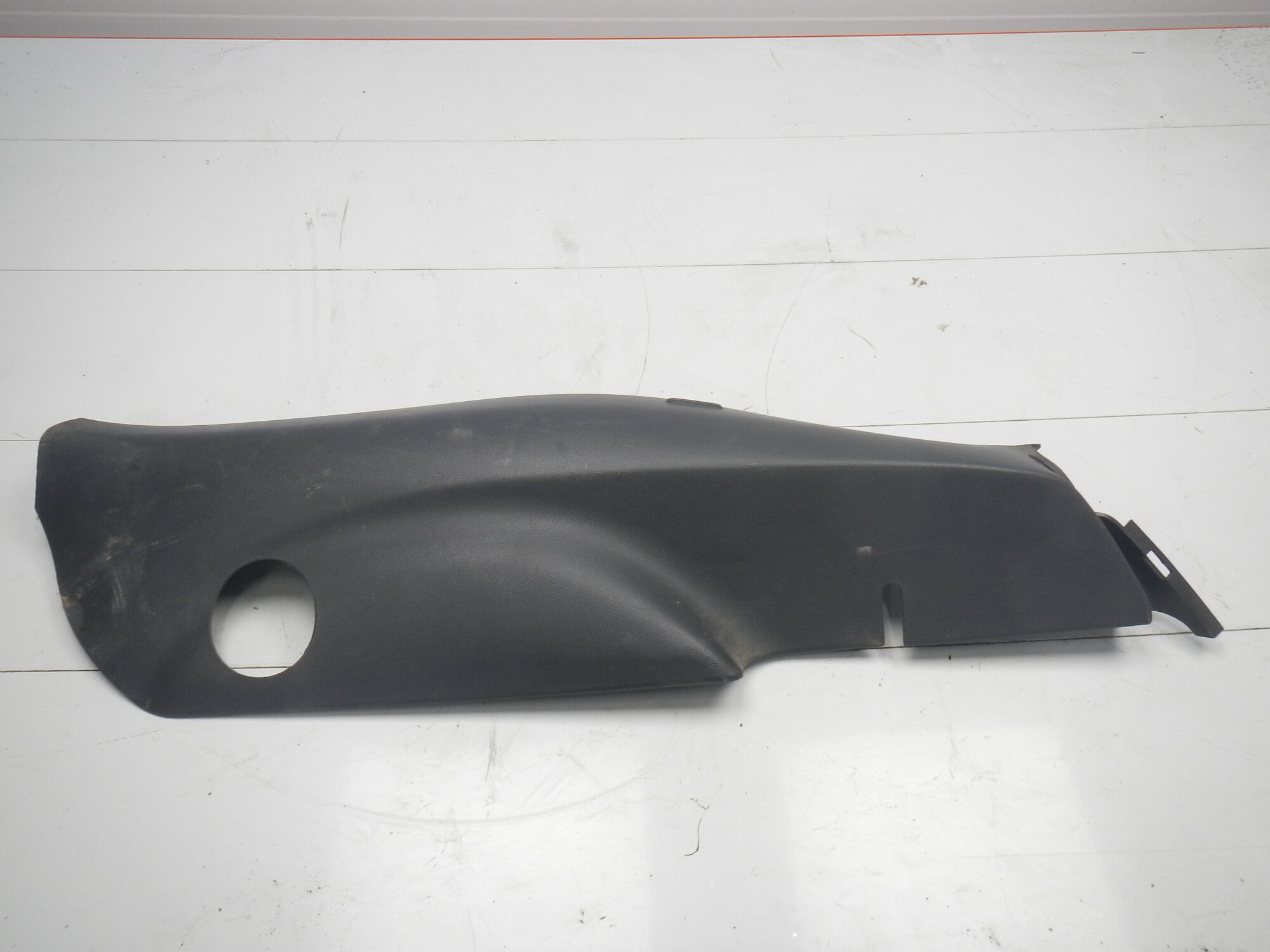 Б/У Обшивка стойки задней правой, Skoda (Шкода)-RAPID (12-) SKODA Rapid (12-) нижняя Царапины. 622995 VAG арт. 5JA867766