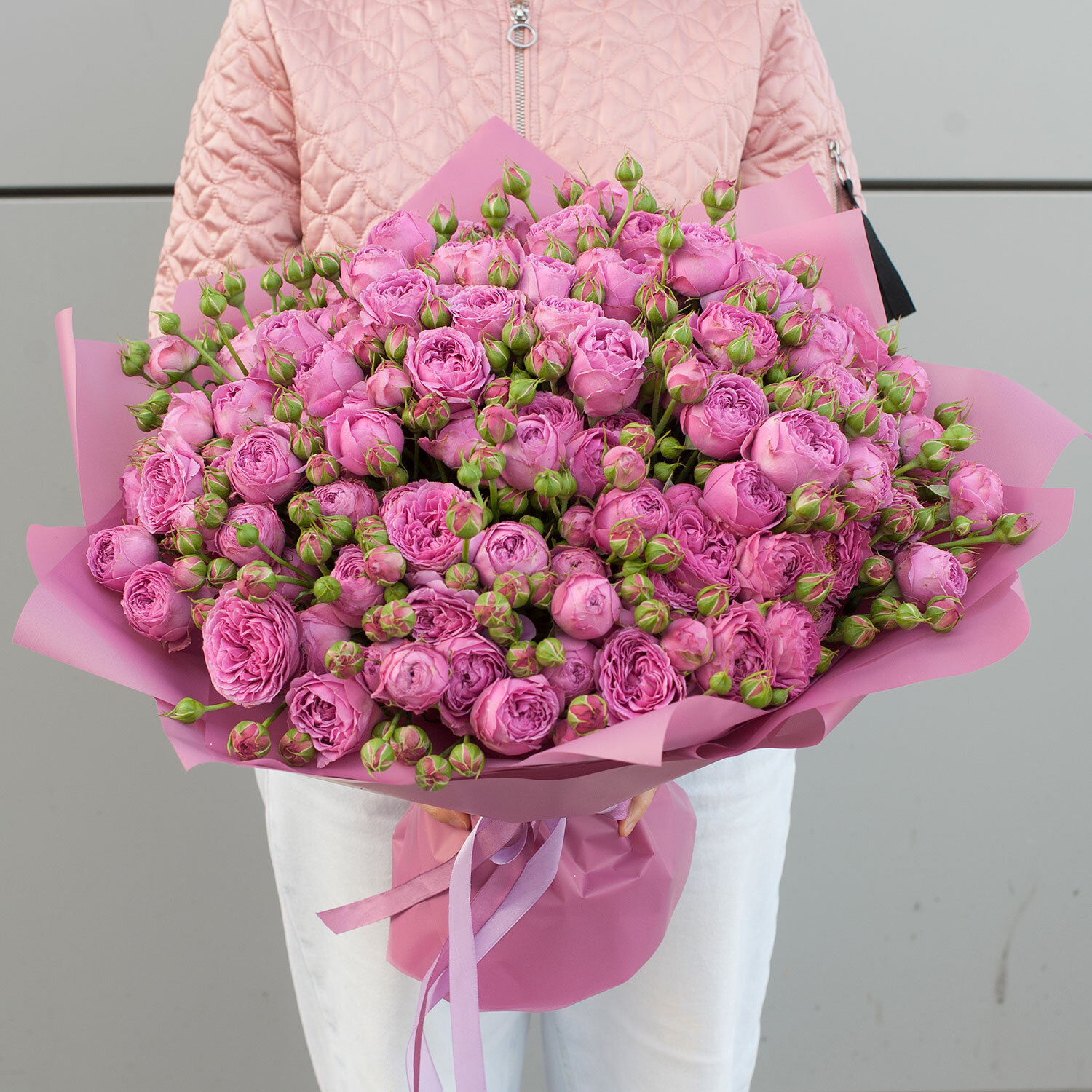 Букет из кустовых пионовидных роз в подарочной упаковке "Жадоре"