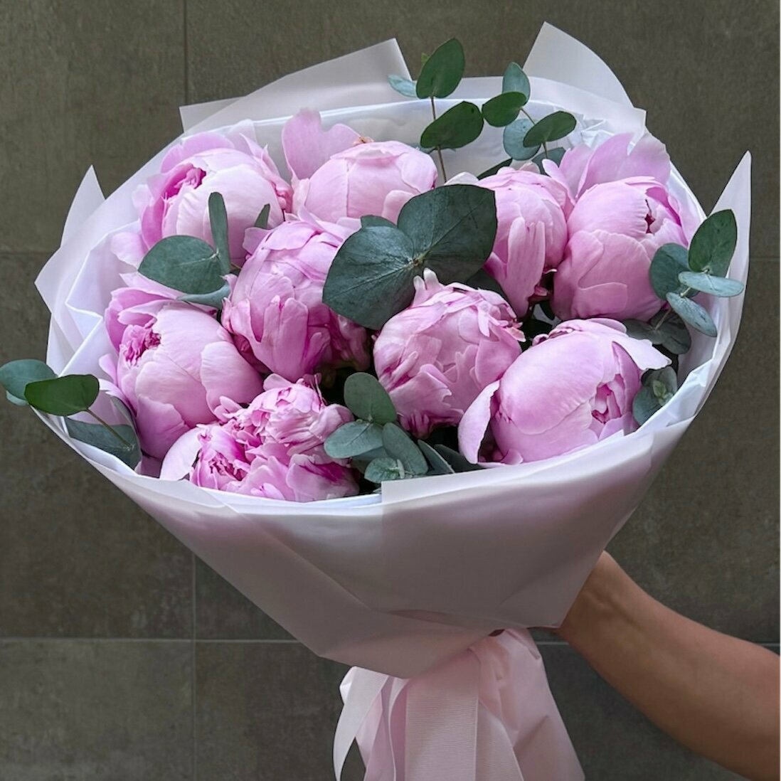 Букет из розовых пионов 9 шт и эвкалипта, красивый букет цветов, шикарный, премиум цветы, премиум букет