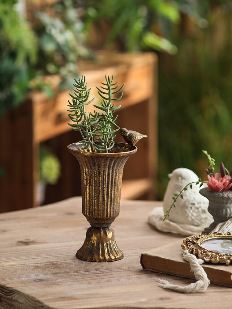 Старая медная птичья ваза.