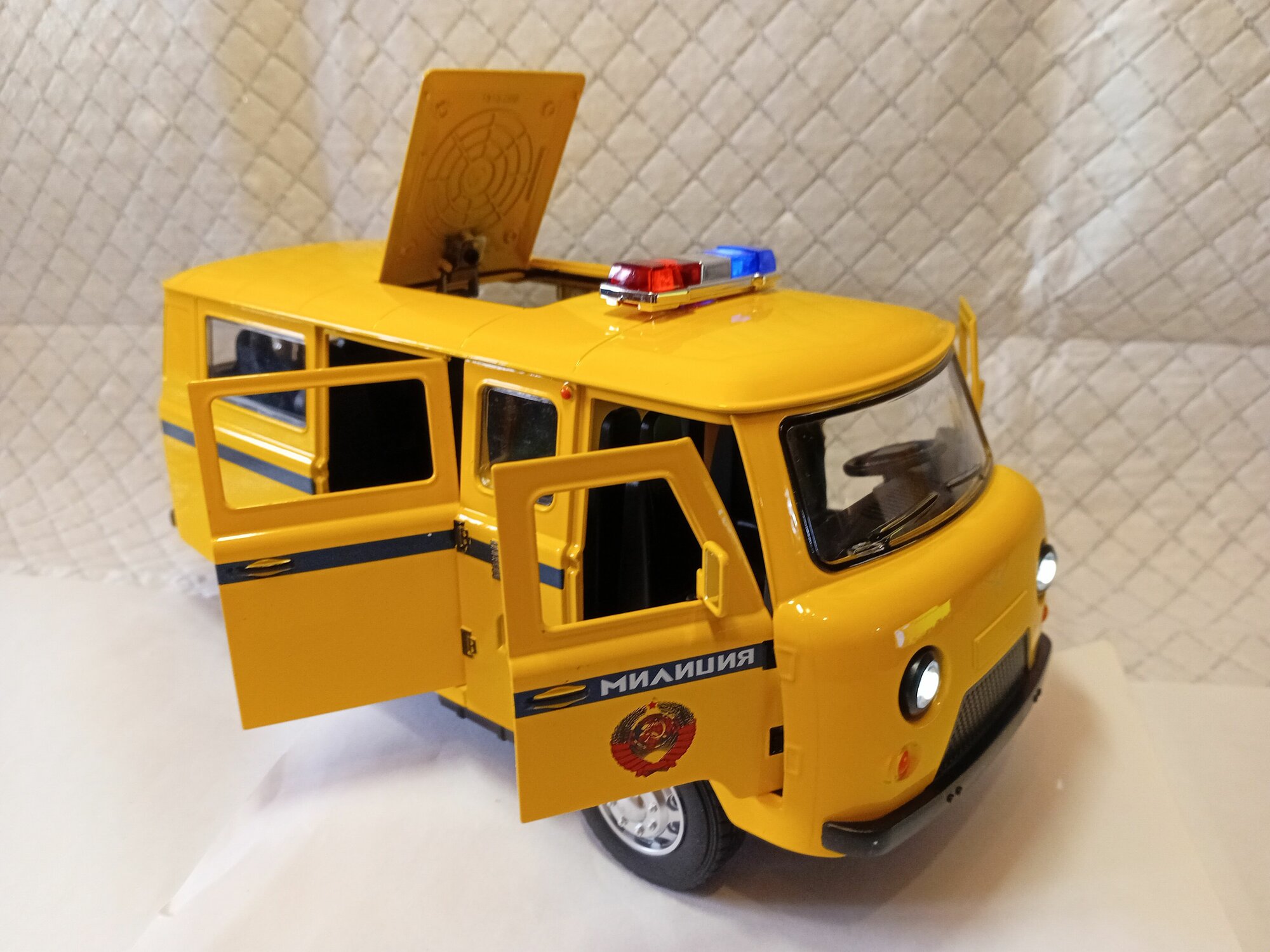 Микроавтобус УАЗ -452 буханка, металлическая модель 1:18, Большая - длина 26 см, открываются двери, задние двери и люк, световые и звуковые эффекты.