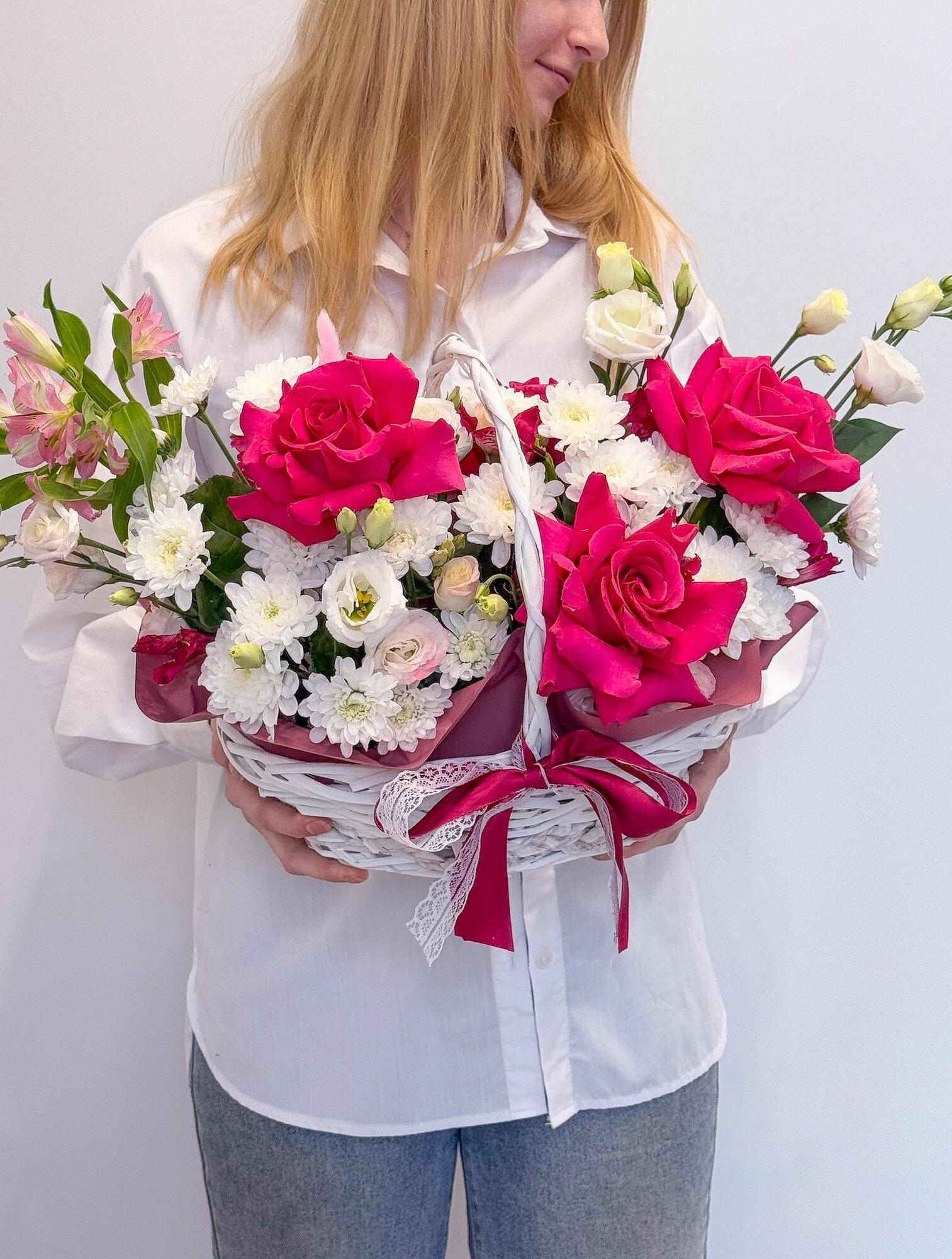 Цветочная корзина "Искра", с французскими розами и альстромерией