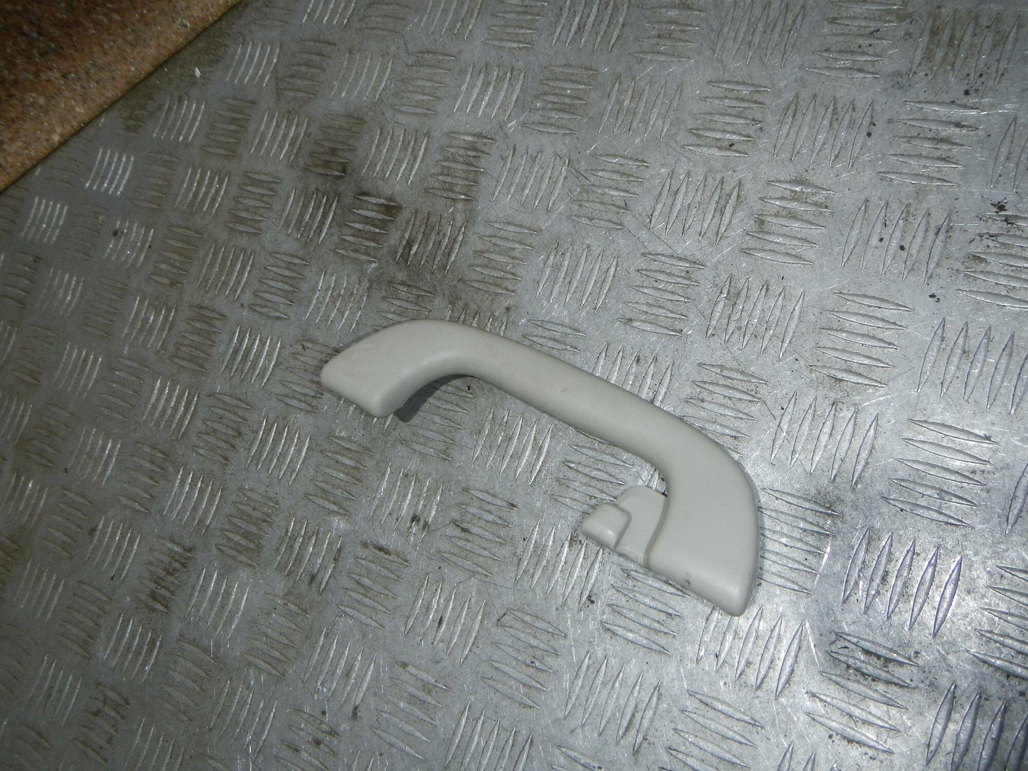 Б/У Ручка внутренняя потолочная, Mazda (Мазда)-6 (GH) (07-) MAZDA 6 (GH) (07-) Задняя. Потертости. 490807 MAZDA арт. GAL2...