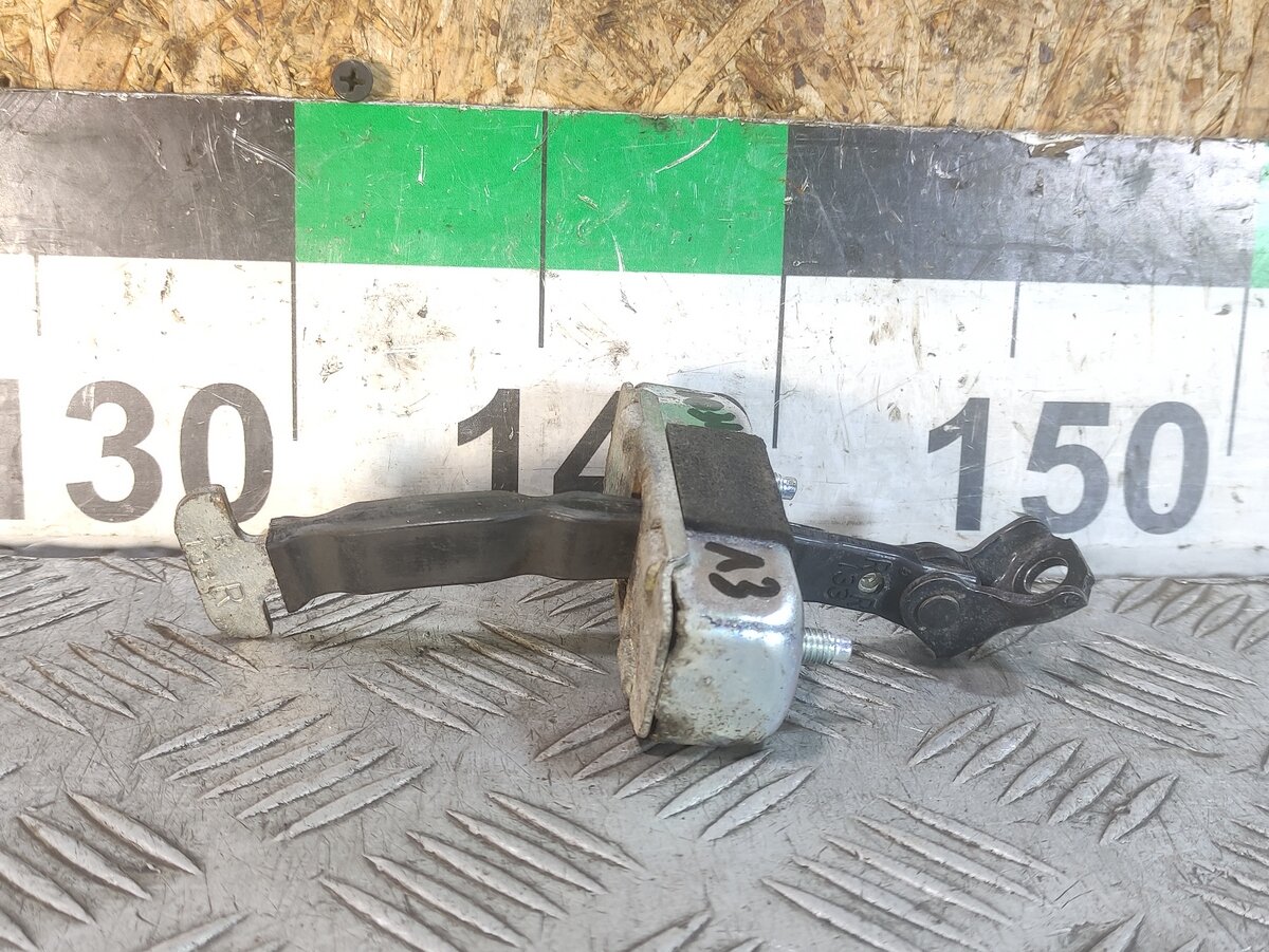 Ограничитель двери задний TOYOTA Corolla e150 6863012120