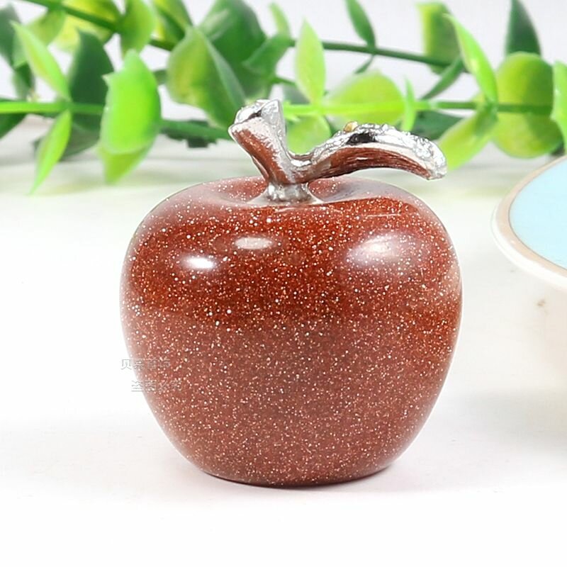 Природные каменные яблоки.