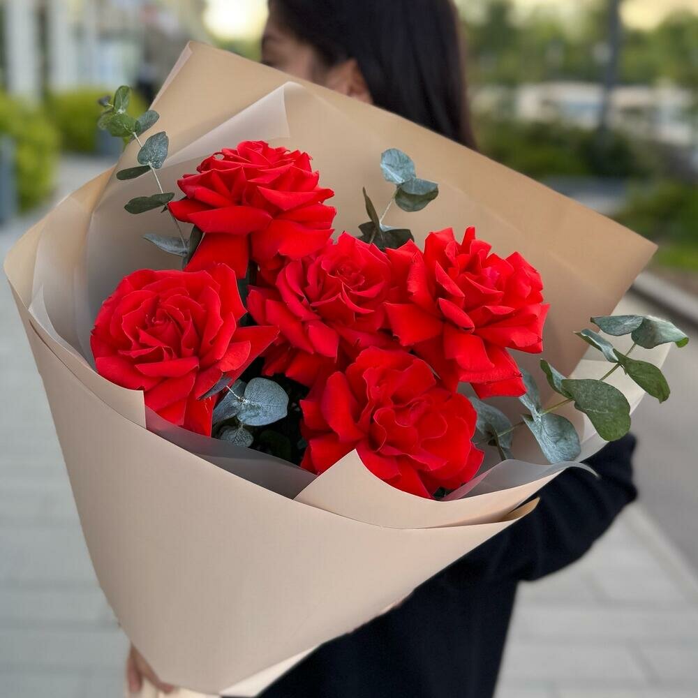 Букет из красных французских роз с эвкалиптом в кремовой упаковке - римская роза
