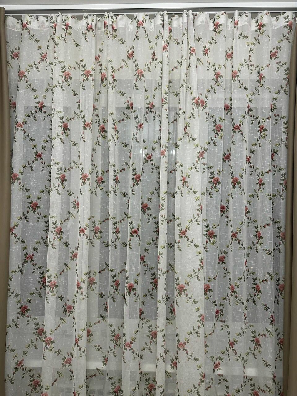 Белый льняной тюль "Красная симфония" с цветочным узором (красные маки) с утяжелителем, размер 300 270 см, шторная лента